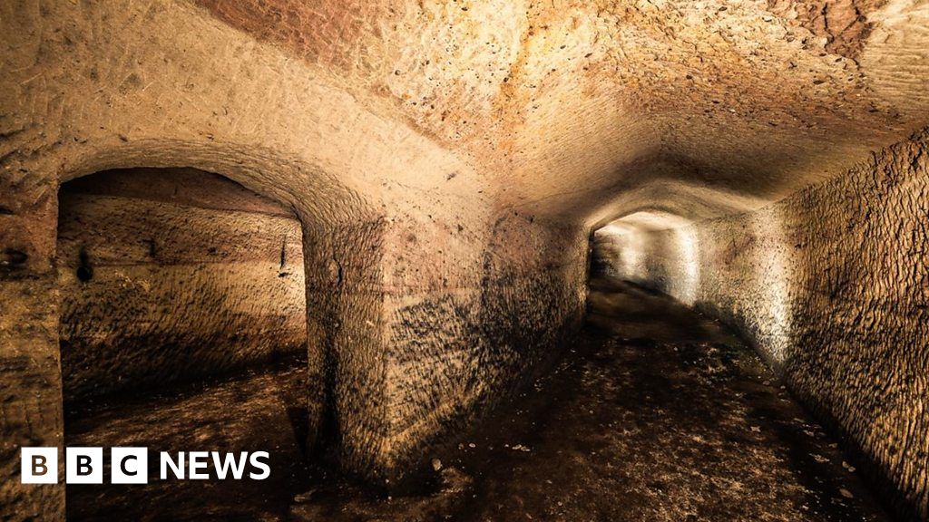 Watch: Take a trip down Nottingham's rarely seen catacombs - BBC News