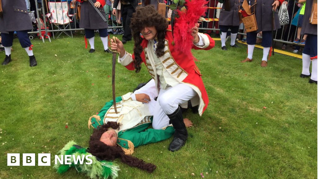 Scarva: Thousands attend 'Sham Fight' - BBC News