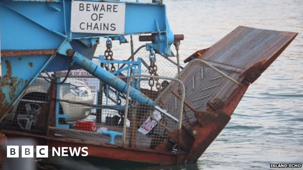 Cowes chain ferry closed after accident - BBC News