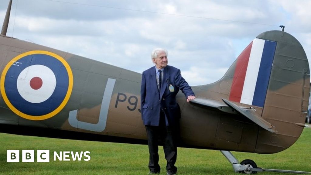 Battle of Britain pilot Kenneth Wilkinson's funeral held - BBC News