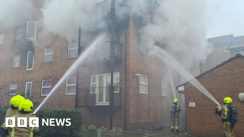 Luton flat fire: Three people rescued as blaze destroys home - BBC News
