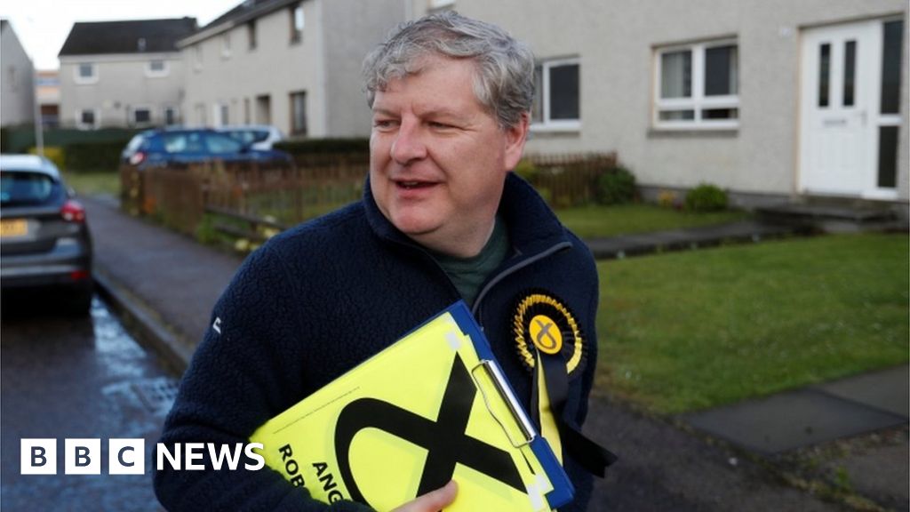 Angus Robertson steps down as SNP deputy leader - BBC News