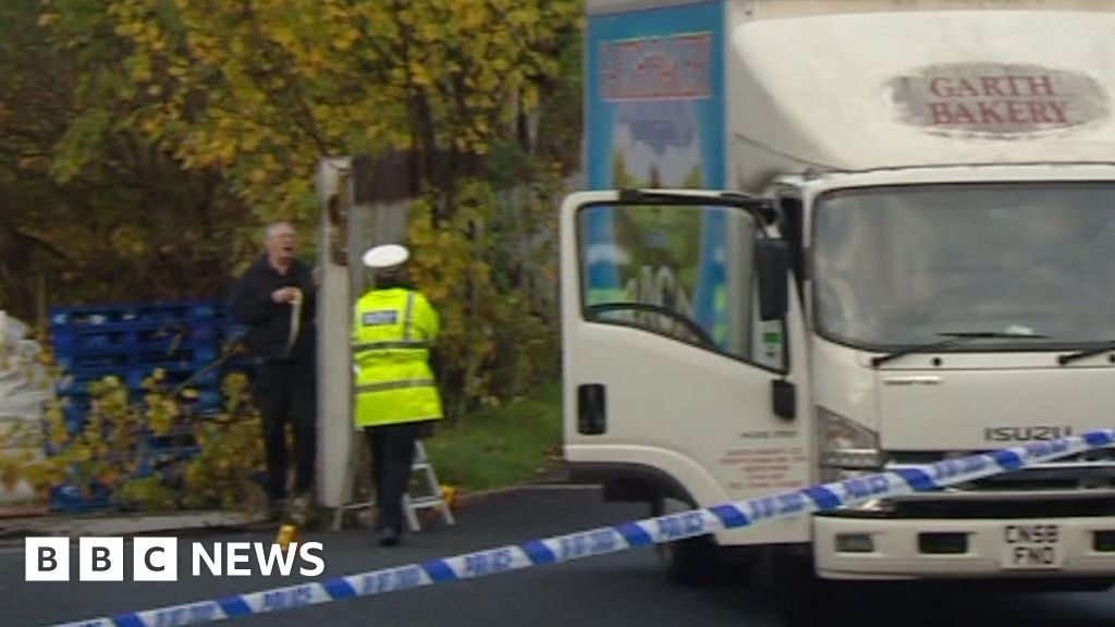 £500,000 fine for Newport gate death firm - BBC News