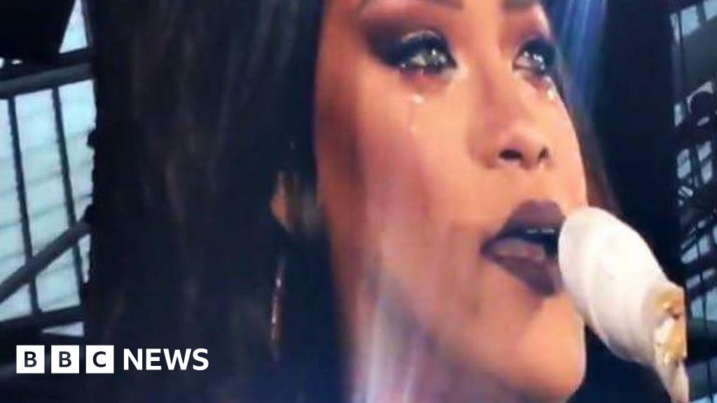 Music News round-up: Rihanna's tears on stage - BBC News