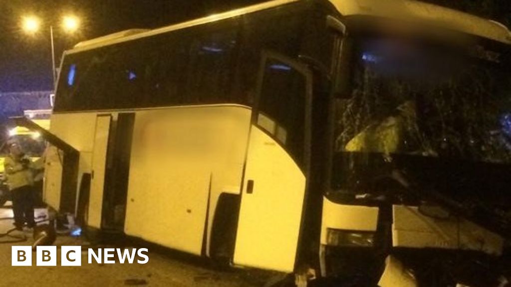 M25 coach crash in Surrey leaves six in hospital - BBC News