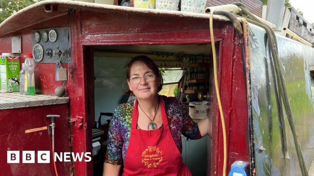 Staffordshire narrowboat owners' fears over cuts to canal trust - BBC News