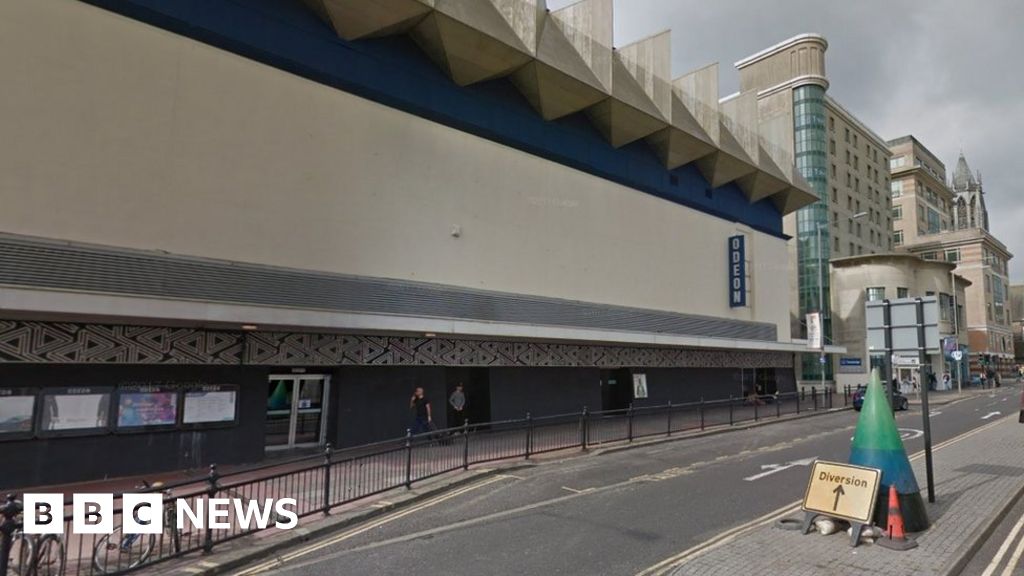 Star Wars subtitles row at Brighton Odeon cinema - BBC News