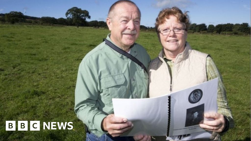 US couple in 'emotional' visit to uncle's WW2 crash site - BBC News