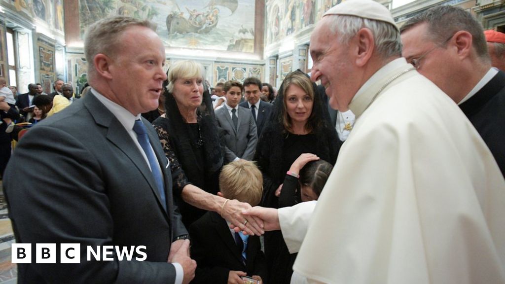 Sean Spicer, former Trump spokesman, meets Pope Francis - BBC News
