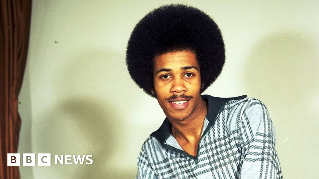 A thousand unknown faces in a trove of Hackney pictures - BBC News