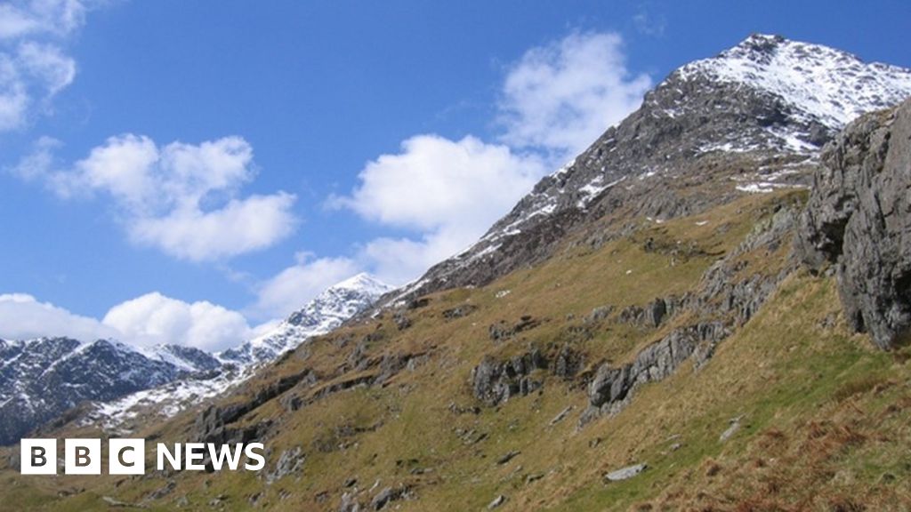 Warning Snowdon summit 'covered in human ashes' - BBC News