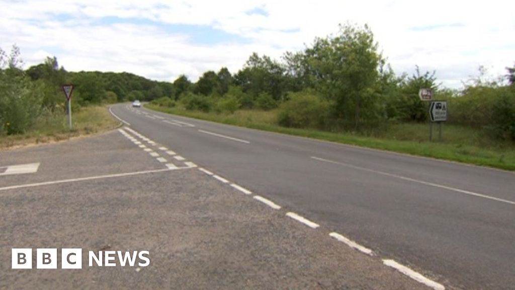 Death crash Norfolk road not gritted after council 'mix-up' - BBC News