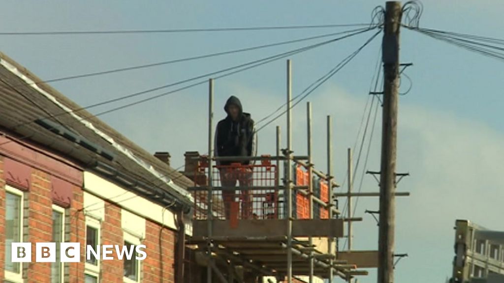 Hull man in court after 30-hour rooftop protest - BBC News