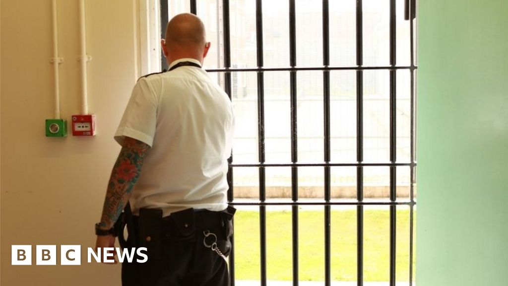 EU prisoners deal 'has not met expectations' - BBC News