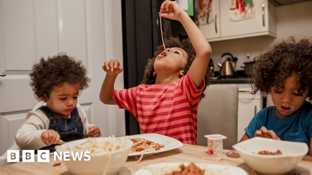 Parents 'not wholly to blame for child weight gain' - BBC News