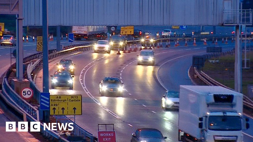 Rush-hour drivers 'avoid M8 roadworks' - BBC News