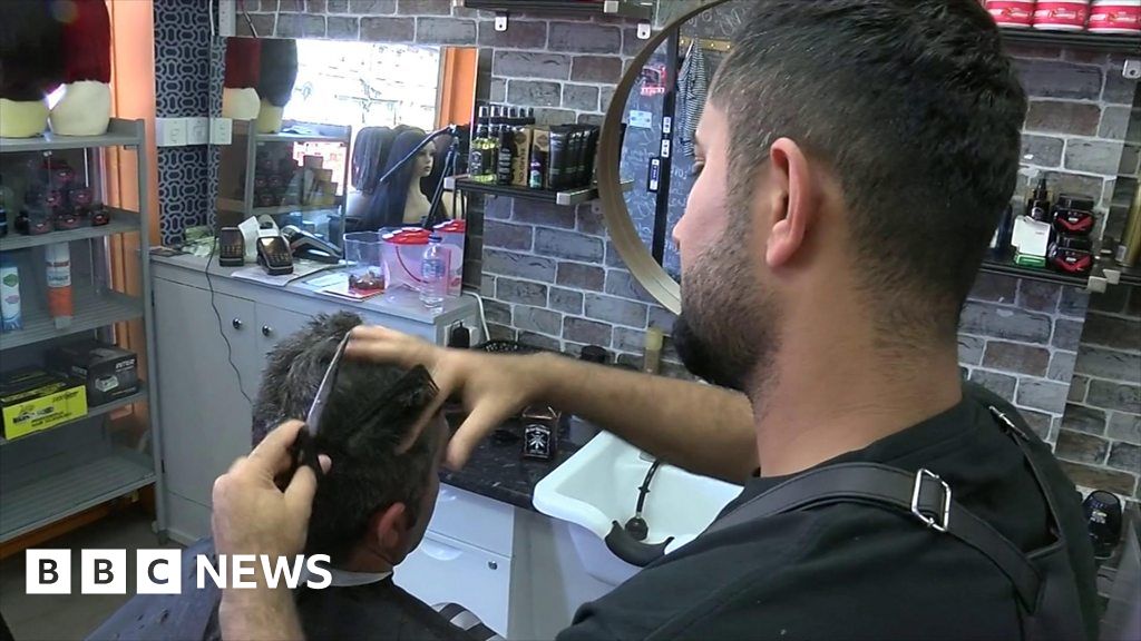 Reading barber gives free haircuts to Afghan refugees - BBC News