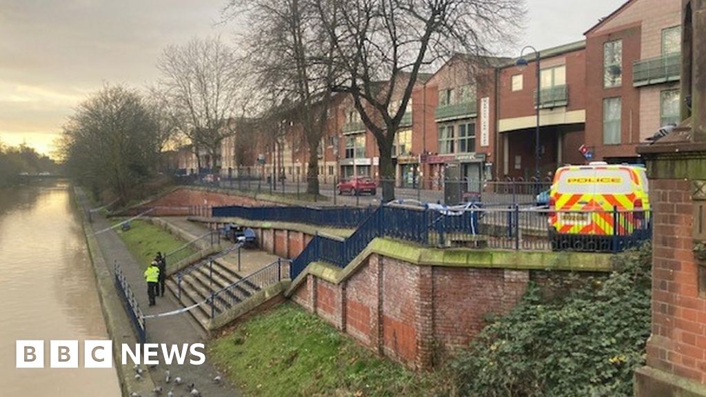 Leicester: Man in serious condition after river rescue - BBC News