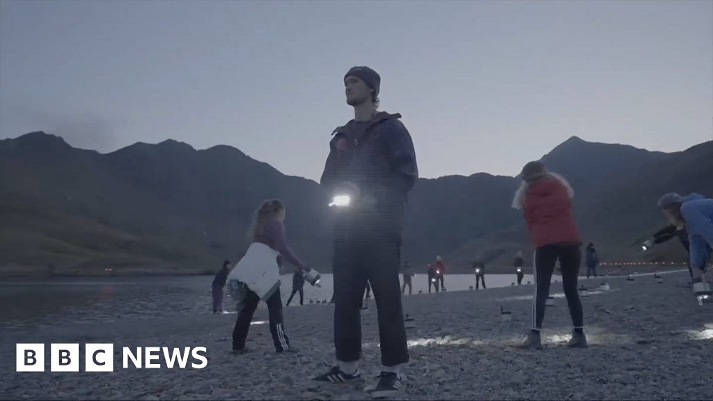 Snowdon: Artists create dark skies mountain light show - BBC News