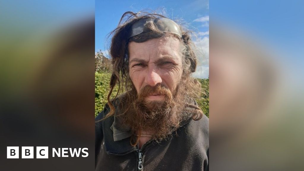 Police want help to identify man found in Weymouth - BBC News