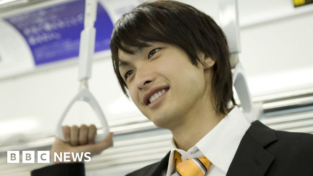 Japanese police hunt prolific Tokyo Metro strap thief - BBC News
