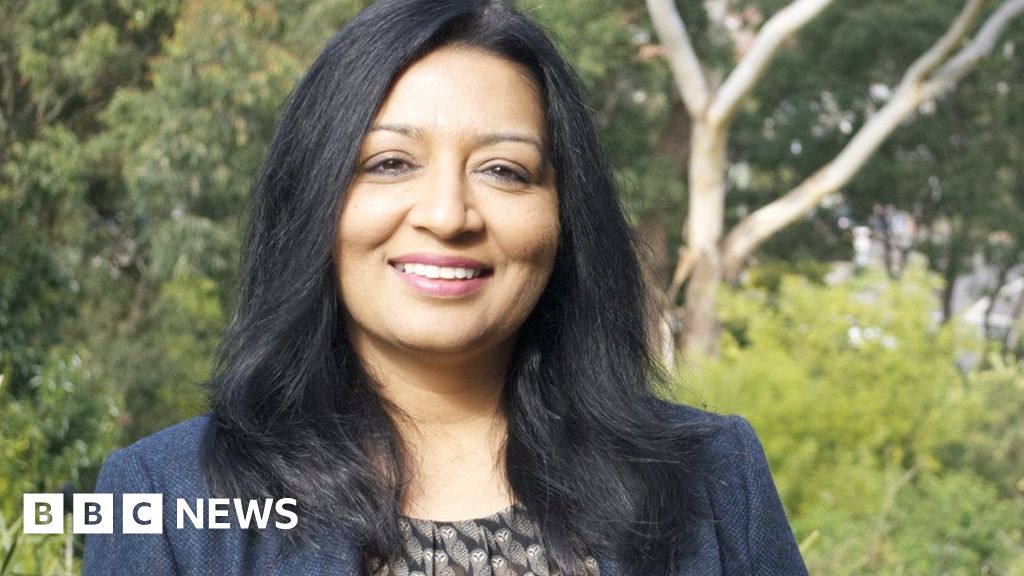 Australia senate appoints first Muslim woman amid race row - BBC News