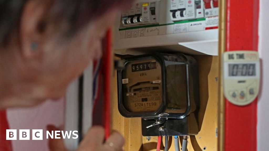 One in 10 Scots living in 'very deep poverty' - BBC News