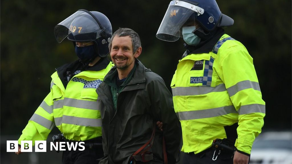 HS2: Eco activist Swampy charged after tree protest - BBC News