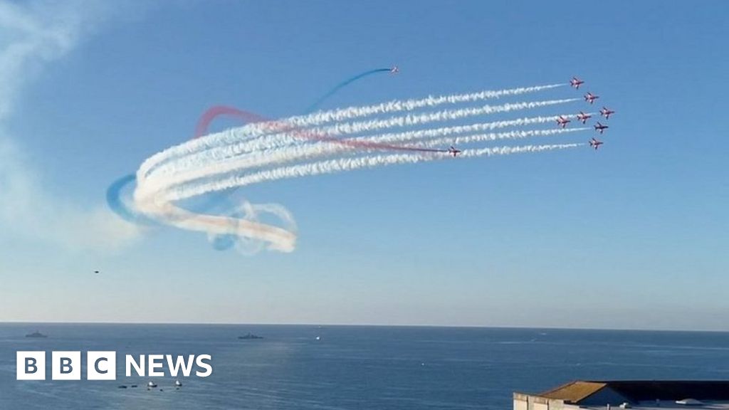 Red Arrows display over Carbis Bay for G7 - BBC News