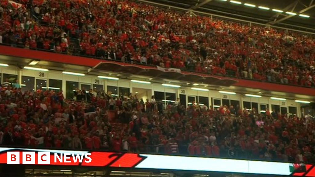 Euro 2016: Wales anthem bellowed at Cardiff fan zone - BBC News