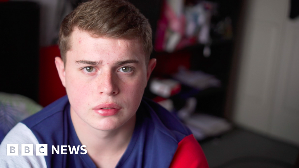 'Hundreds of pupils spend week in school isolation booths' - BBC News