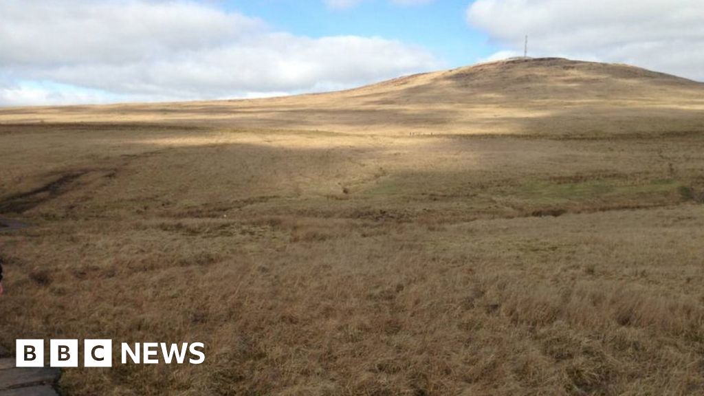 Women use Facebook for Belfast Divis Mountain rescue - BBC News
