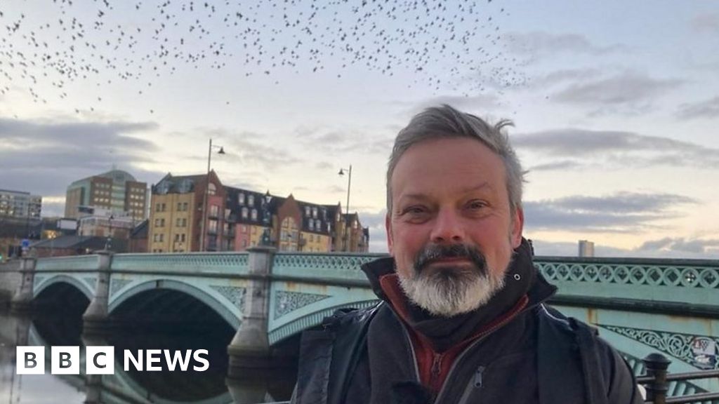 Starlings return for spectacular Belfast murmuration - BBC News