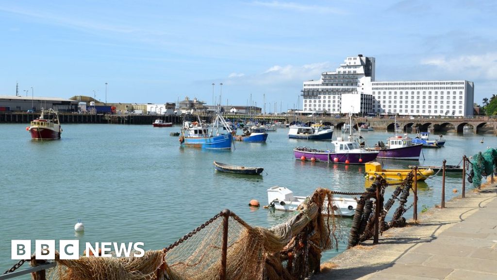 Shepway Council votes for £10,000 name change - BBC News