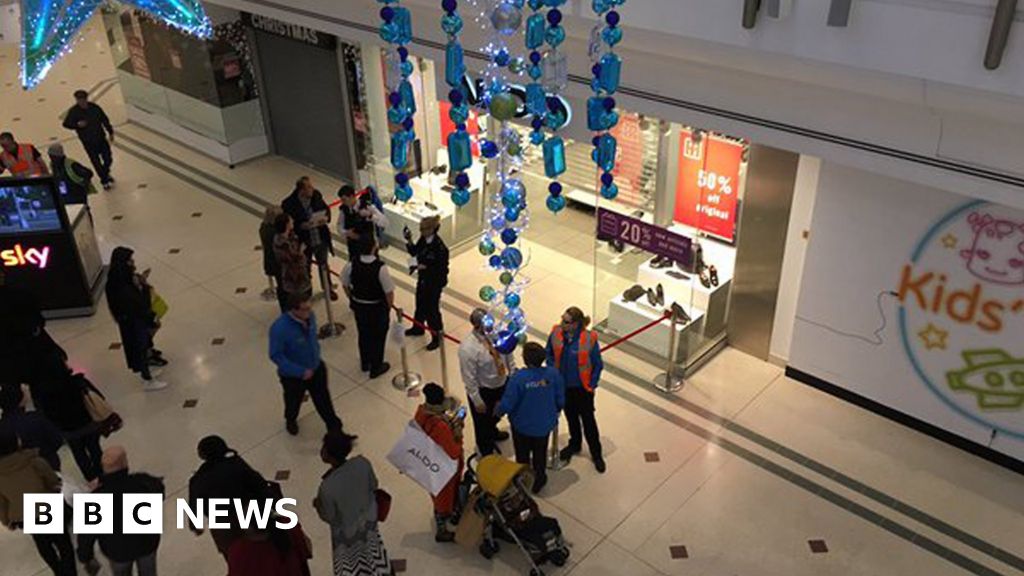 Intu Bromley 'knife fight': Second boy charged - BBC News