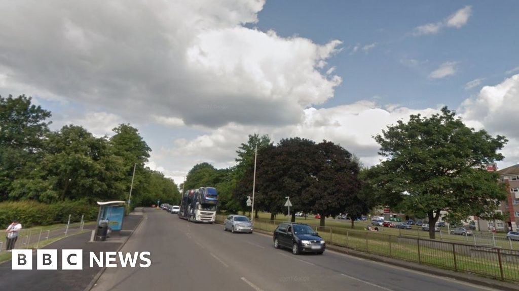Man hit by bus in Reading in critical condition - BBC News