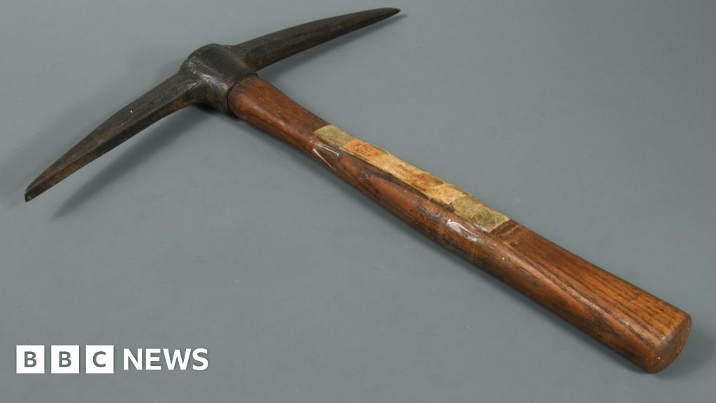 Captain Scott team ice pick sold at auction - BBC News