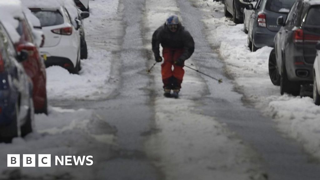 Skier hits the streets of snowy Sheffield - BBC News
