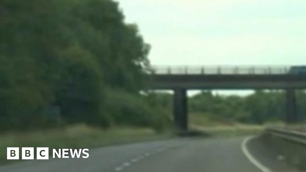 Calls to silence noisy road in Lincolnshire - BBC News