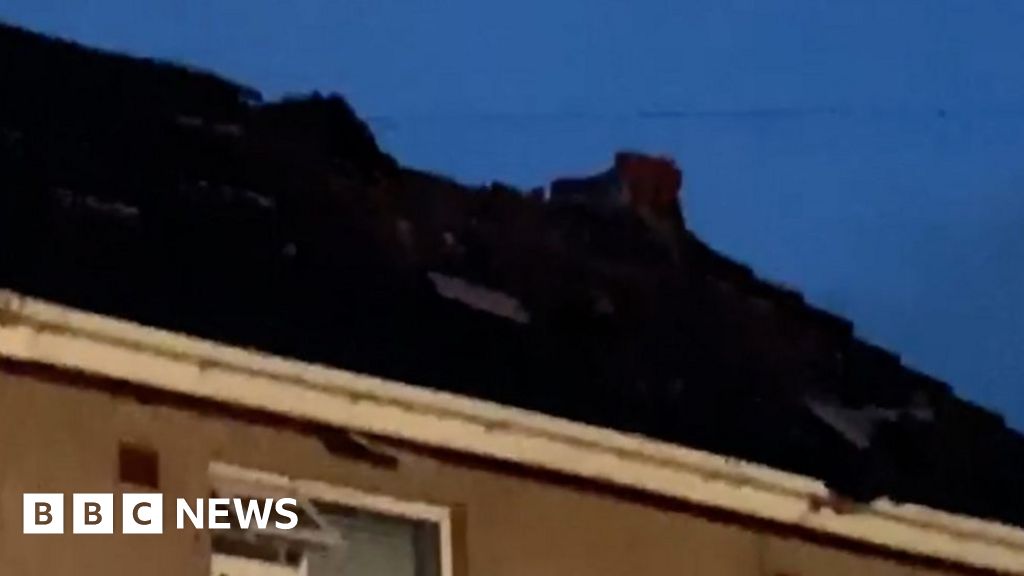 Wales weather: Lightning strike sees two evacuate house - BBC News