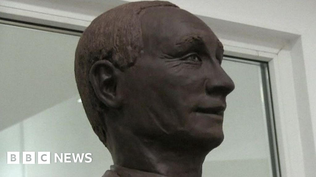 Chocolate Putin sculpture goes on display - BBC News
