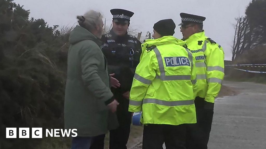 Hemsby: Evacuation as cliff-top homes at collapse risk - BBC News