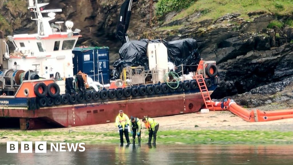 Residue from Padstow cliff-fall lorry 'contained' - BBC News