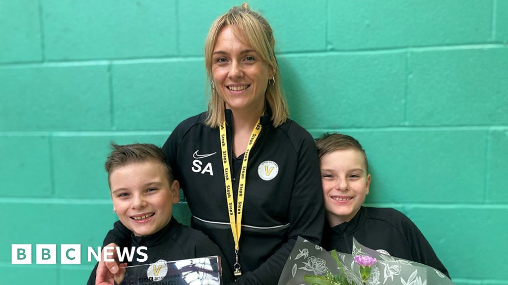 Hull children's football coach wins Unsung Hero award