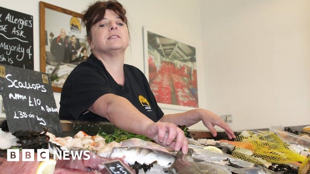 First woman made master fishmonger in Newlyn - BBC News