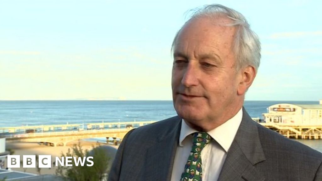 Neil Hamilton 'perplexed' by UKIP conference change of heart - BBC News