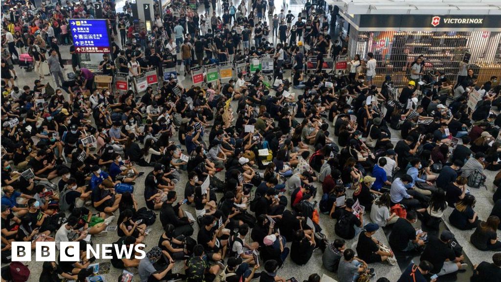 Hong Kong protests disrupt airport for second day - BBC News