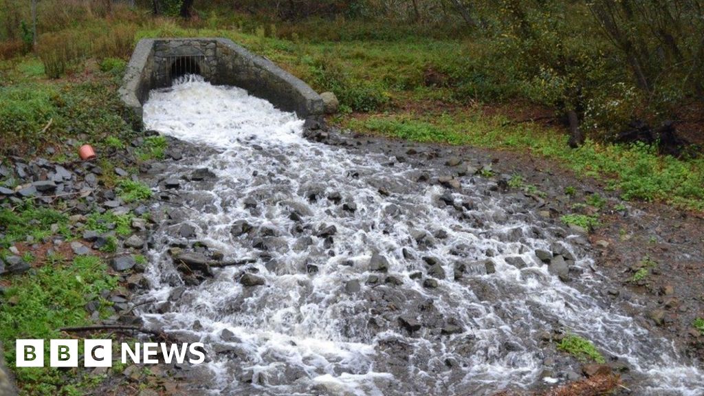 Guernsey Water makes pesticide warning over raw supply - BBC News