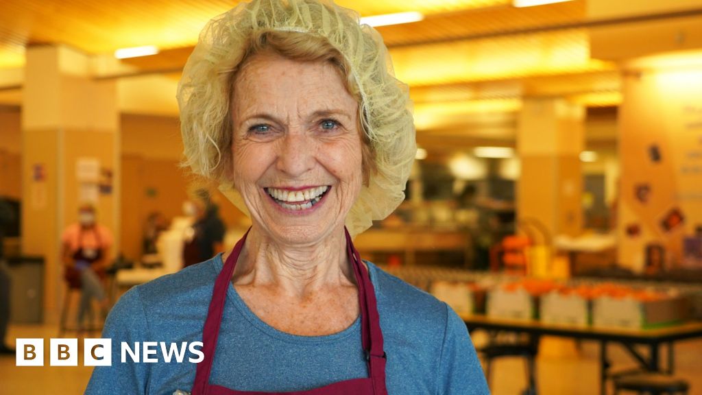 Could ‘super-agers’ help explain how we get old? - BBC News