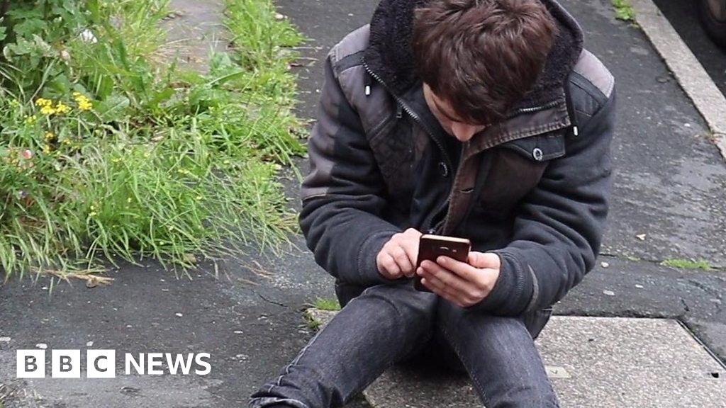 Charity asks for mobile phone donations to help homeless - BBC News